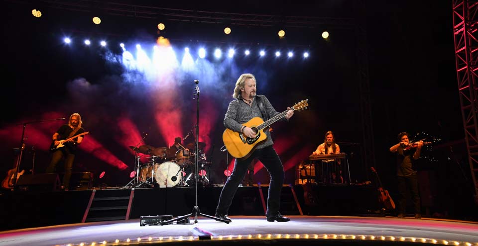 Travis Tritt with War Hippies - The Review Junkie
