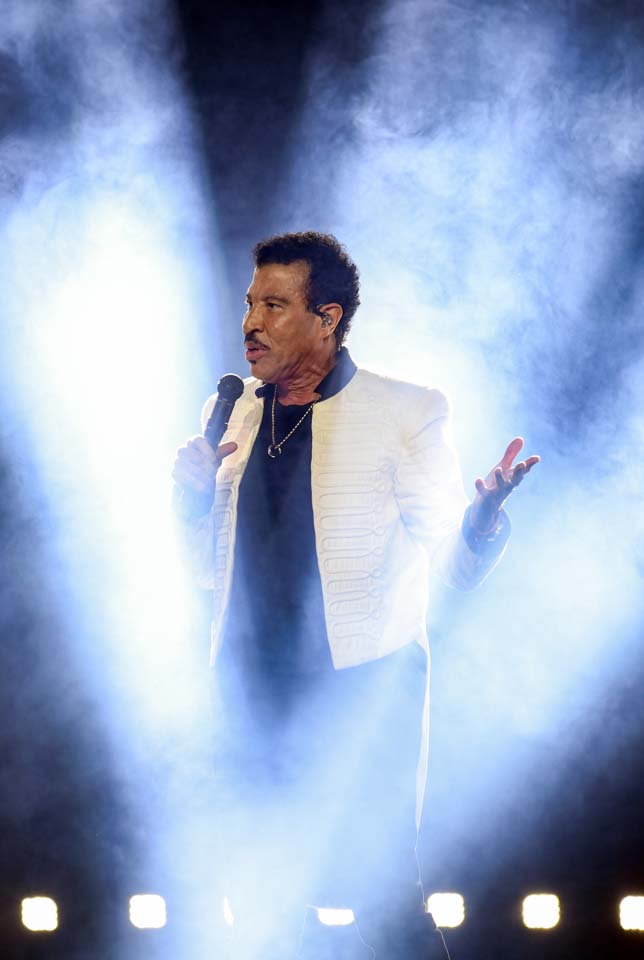 Lionel Richie with Earth, Wind & Fire - The Review Junkie