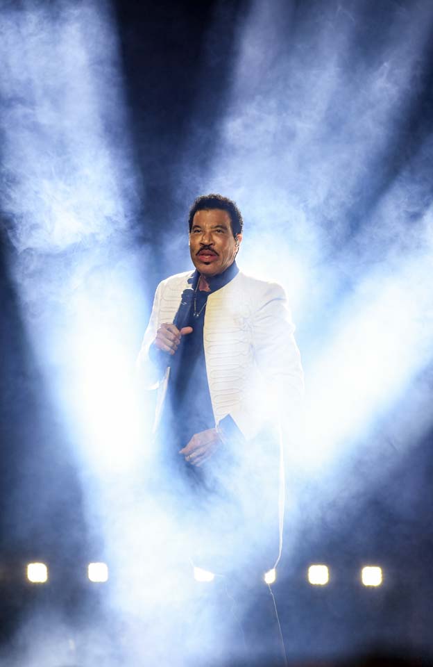 Lionel Richie with Earth, Wind & Fire - The Review Junkie