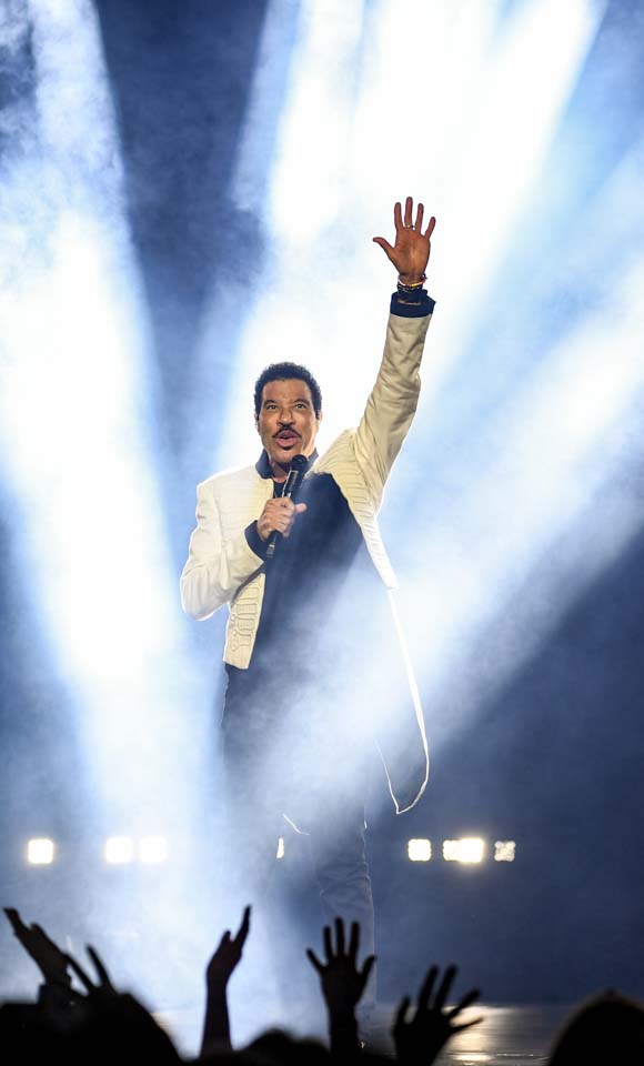 Lionel Richie with Earth, Wind & Fire - The Review Junkie