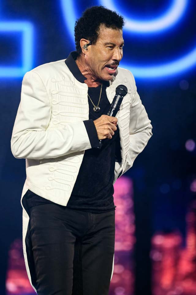 Lionel Richie with Earth, Wind & Fire - The Review Junkie