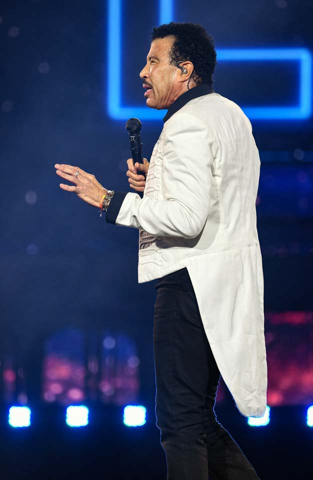 Lionel Richie with Earth, Wind & Fire - The Review Junkie