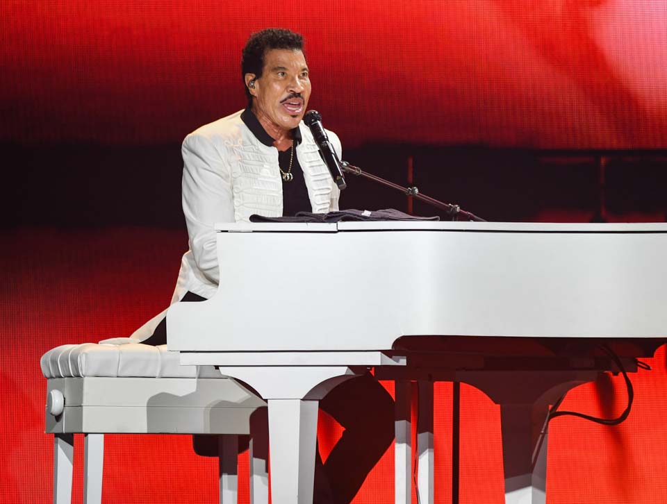 Lionel Richie with Earth, Wind & Fire - The Review Junkie