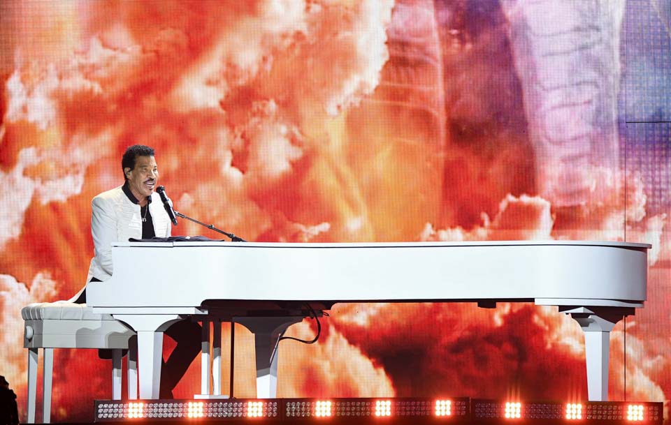 Lionel Richie with Earth, Wind & Fire - The Review Junkie